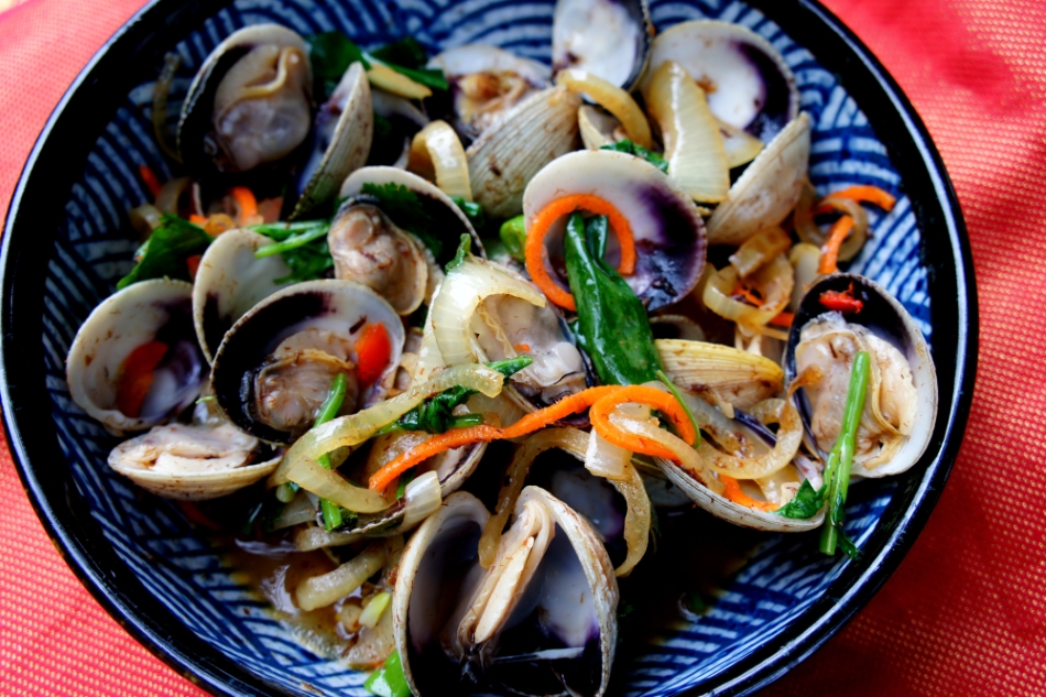 Sautéing Fresh Clams in Spicy XO Sauce: A Tale of My Uncle from TaiShan ...