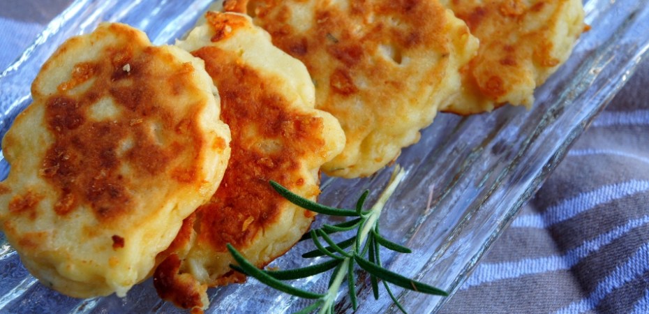 Rice cake with potato, cheddar cheese, rosemary and coconut milk ...