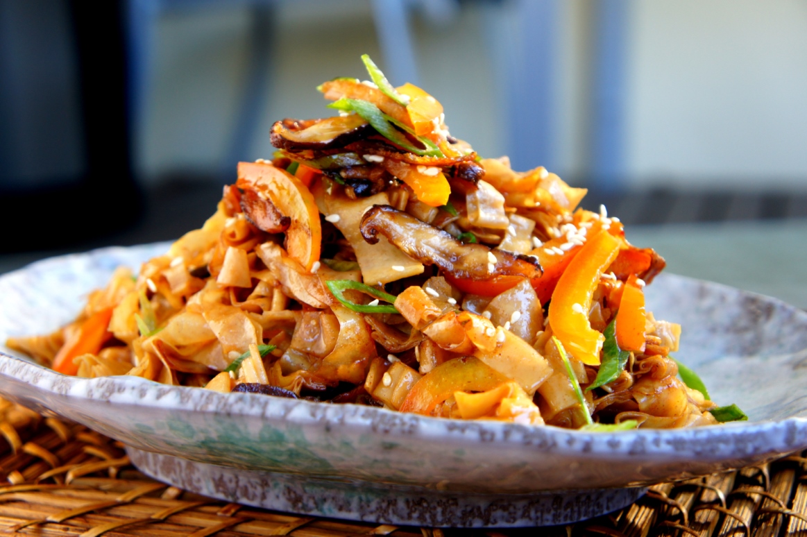 Stir fried tofu skin (腐竹) with Chinese mushroom (香菇) and capsicum ...